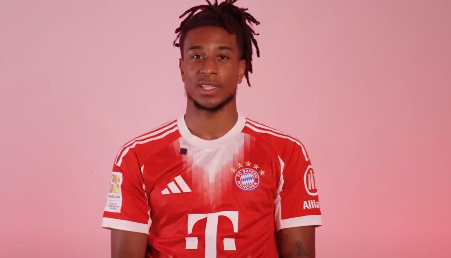 Michael Olise relance la rumeur Paris... en signant un maillot du PSG